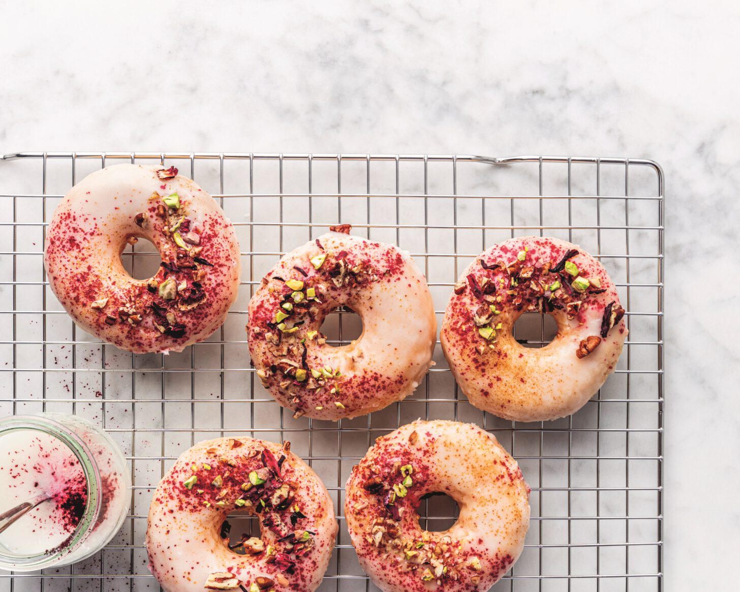 Héérlijk recept voor vegan donuts van Living the Green Life bedrock