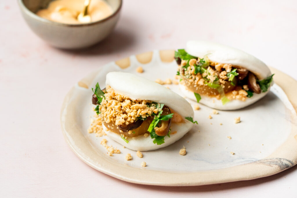 Bao buns met shiitake, pinda en daikon (vegan!)