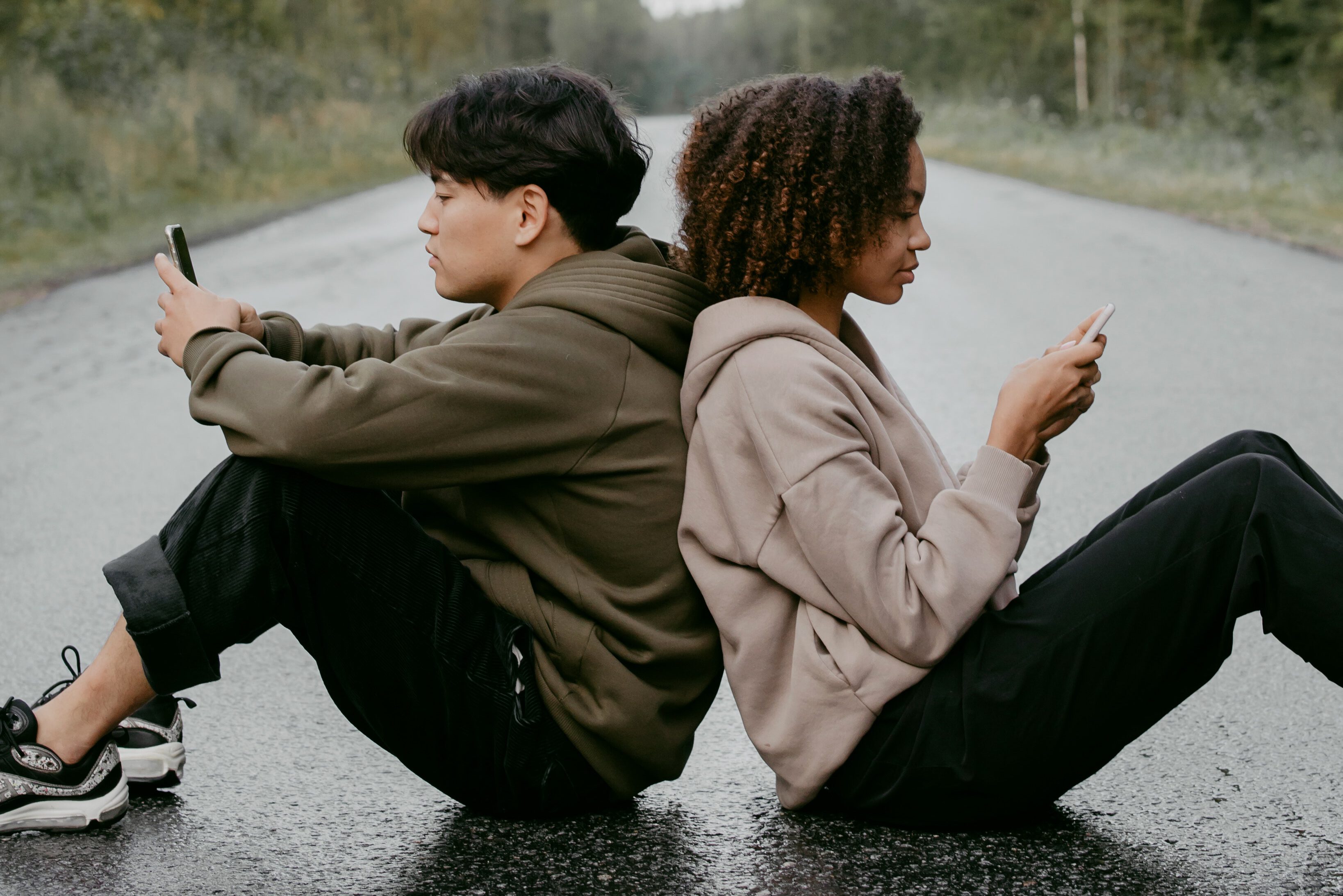 'Phubbing' is wanneer mensen hun partner negeren omdat ze op hun ...