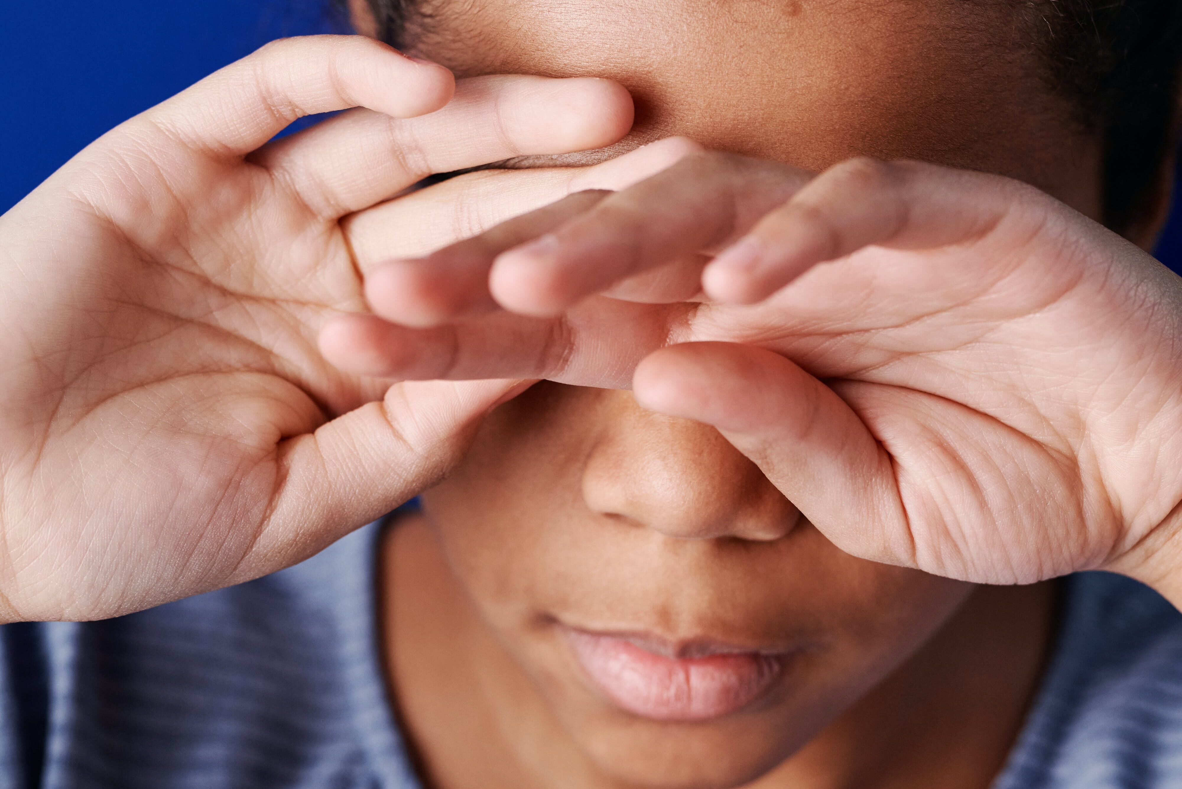 Het 'glass child syndrome': wanneer je je als kind onzichtbaar voelde ...